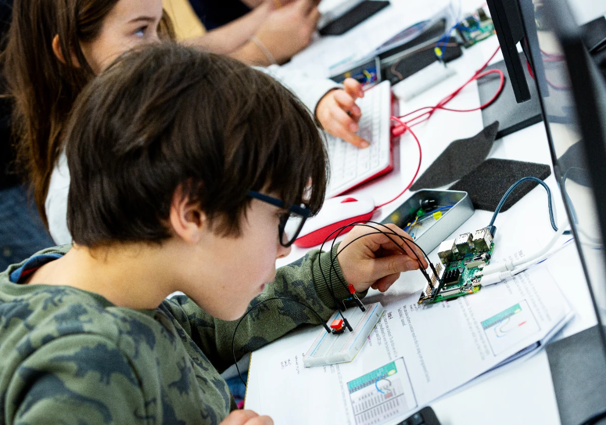 Raspberry Pi 4 vs Raspberry Pi 5 – Comparison & Choice Guide